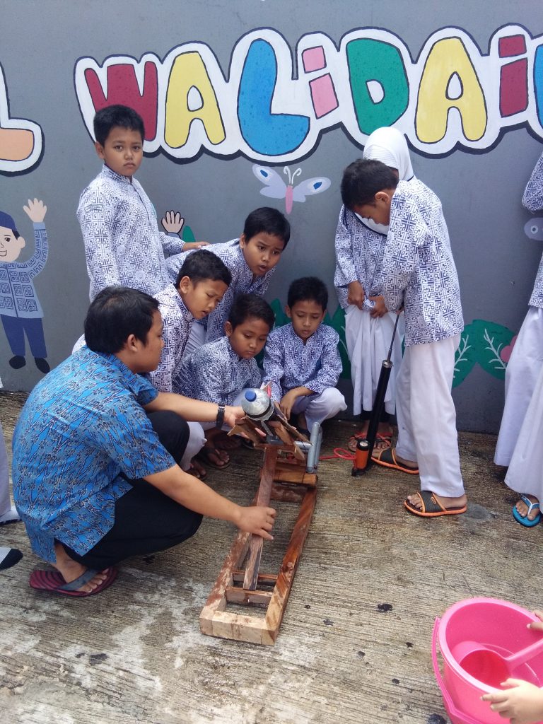 Praktikum Roket Air Oleh Siswa Soekarno SD Muhammadiyah Birrul Walidain Kudus - 'Aisyiyah Kudus